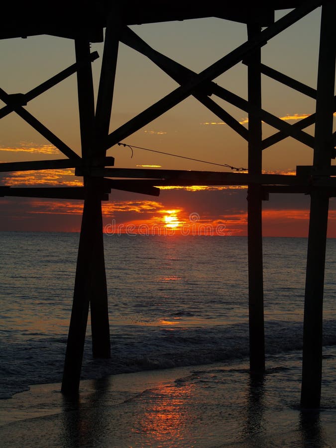 Pôr Do Sol Deslumbrante No Píer De NC Imagem de Stock - Imagem de ...