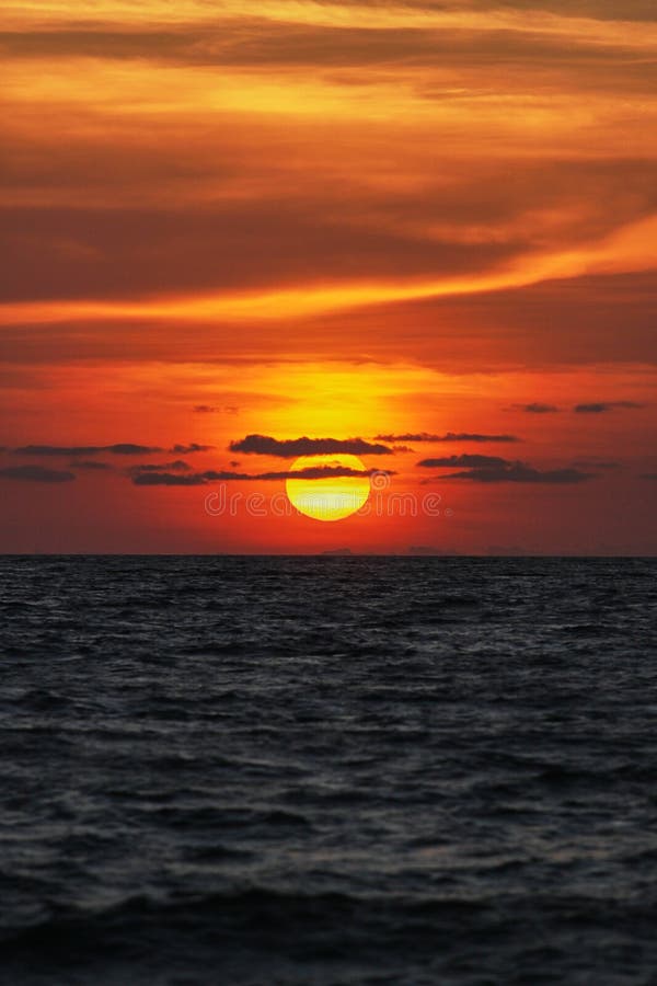 Por Do Sol Bonito Em Luanda Foto de Stock - Imagem de noite, navio ...
