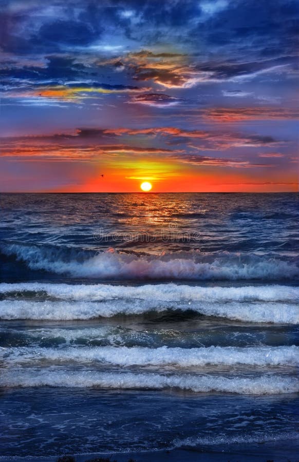 Por Do Sol Bonito Na Costa De Florida Imagem de Stock - Imagem de ouro ...