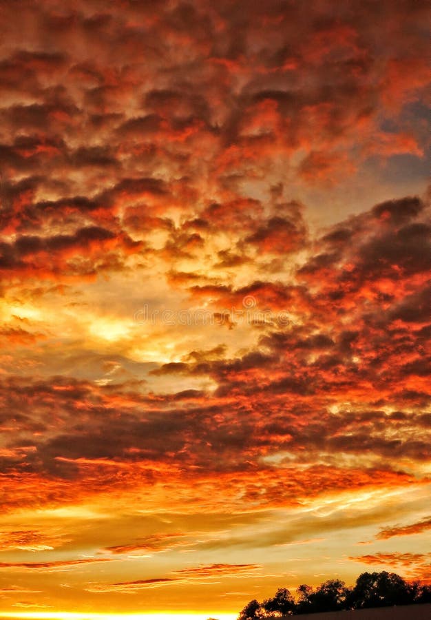 Por Do Sol Com Camadas De Nuvens Imagem de Stock - Imagem de vôo ...