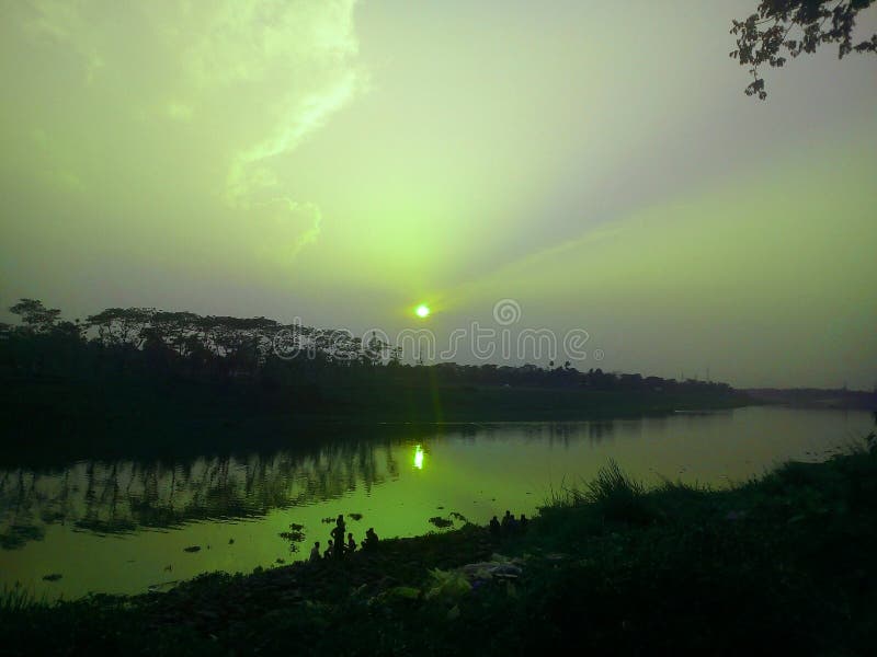 Por do sol com nuvem imagem de stock. Imagem de sunset - 146575129