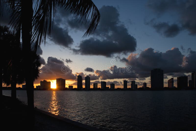 Por Do Sol Da Skyline De Miami Imagem de Stock - Imagem de florida ...