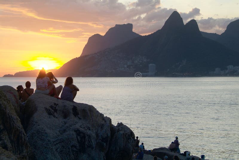 Pôr Do Sol Na Pedra Do Arpoador, Em Ipanema, Rio De Janeiro Fotografia ...