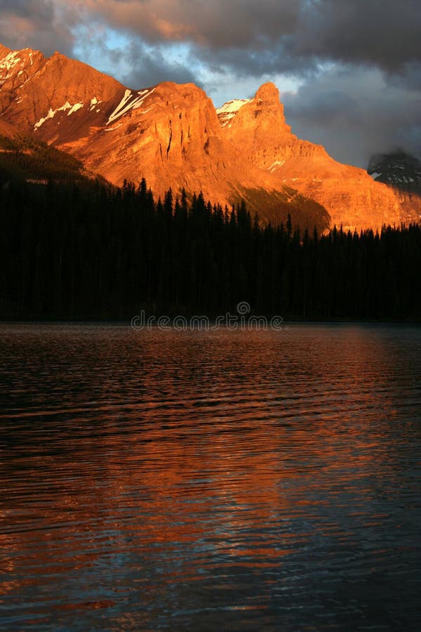 Panorama do lago Maligne foto de stock. Imagem de vista - 33397848