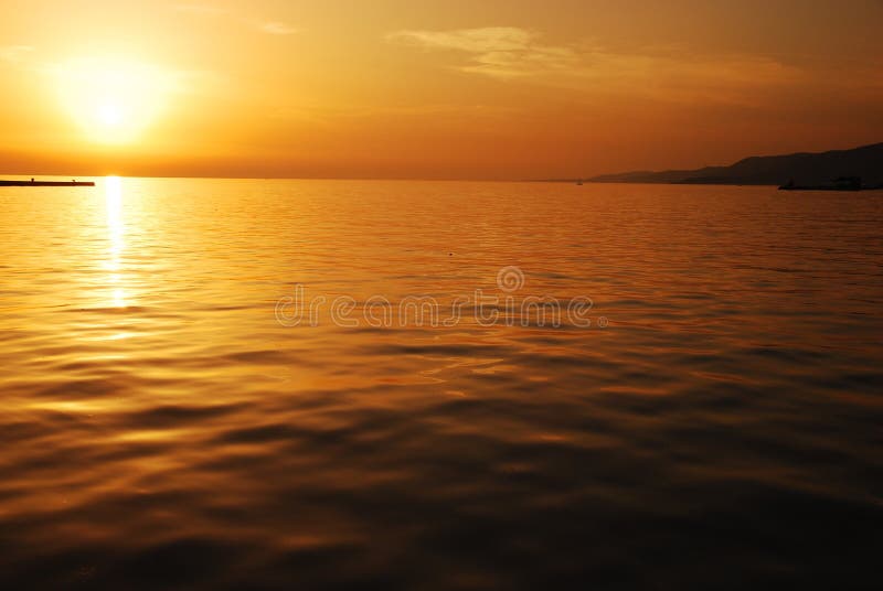 Por do sol dourado imagem de stock. Imagem de oceano - 35681199