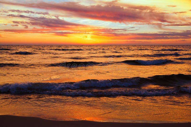 Por do sol dourado imagem de stock. Imagem de litoral - 39469691