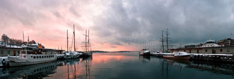 Por do sol em Oslo imagem de stock. Imagem de neve, urbano - 18186027