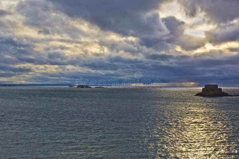Por do sol em Saint-Malo. imagem de stock. Imagem de cenas - 26266785