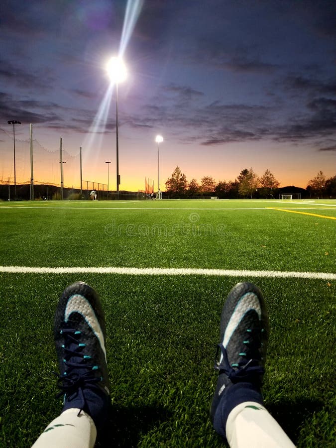 Futebol no por do sol foto de stock. Imagem de esfera - 103774362