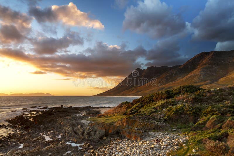 Pôr Do Sol Em Kogel Bay - Cidade Do Cabo Imagem de Stock - Imagem de ...