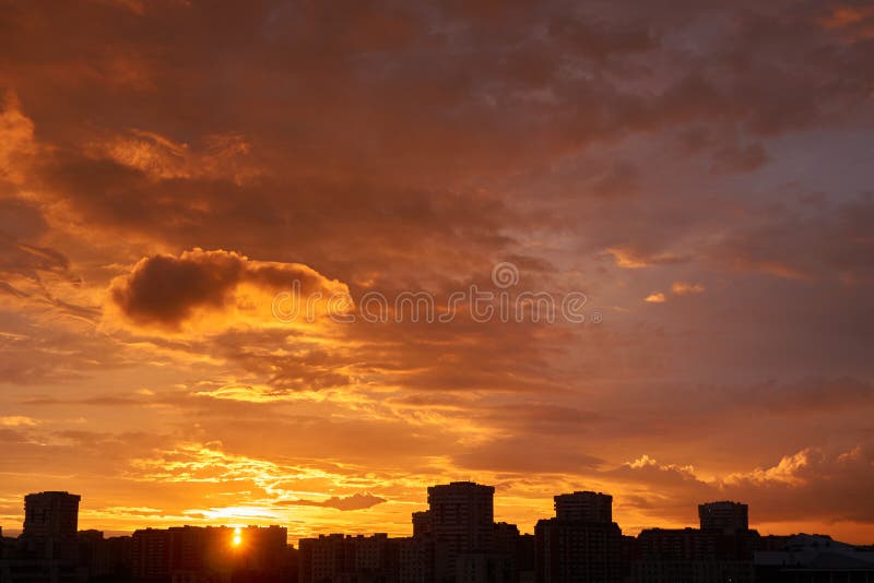 Por do sol na cidade foto de stock. Imagem de cidade - 98683944