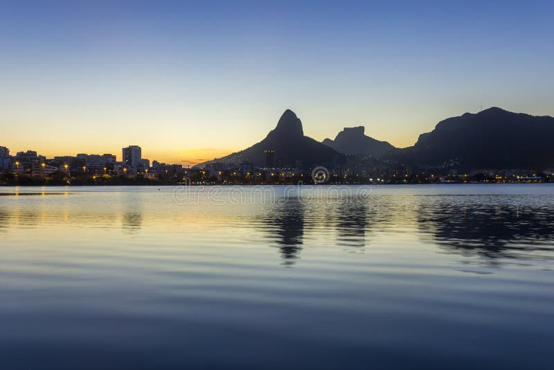 Noite Na Lagoa Rodrigo De Freitas (Lagoa), Rio De Janeiro Imagem de ... Noite Na Lagoa Rodrigo De Freitas (Lagoa), Rio De Janeiro Imagem de ...