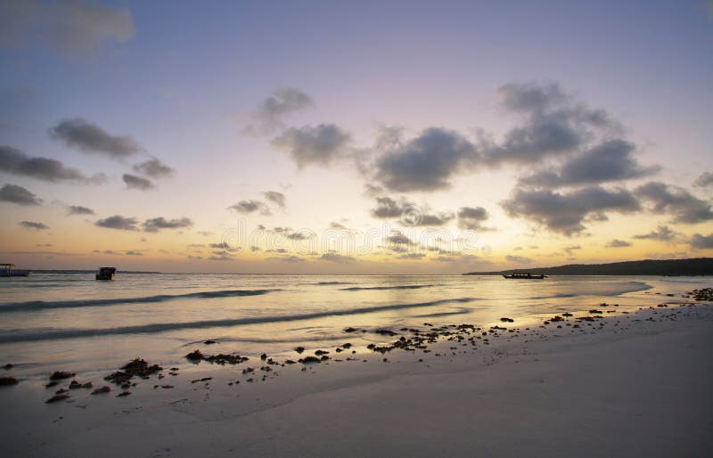 Por Do Sol Na Praia De Bira Foto de Stock - Imagem de ensolarado ...