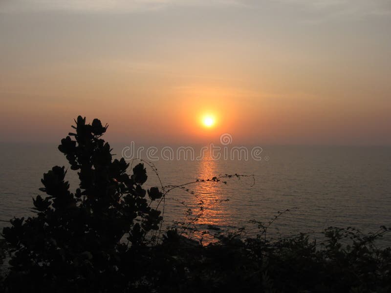 Por do sol na praia de Goa foto de stock. Imagem de nascente - 10444204
