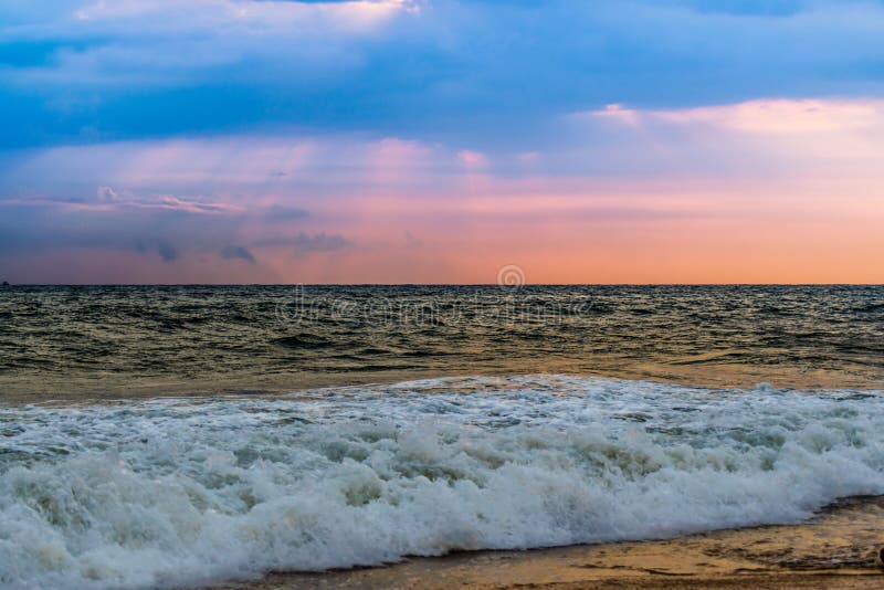 Por do sol na praia de Goa foto de stock. Imagem de sunset - 88132088