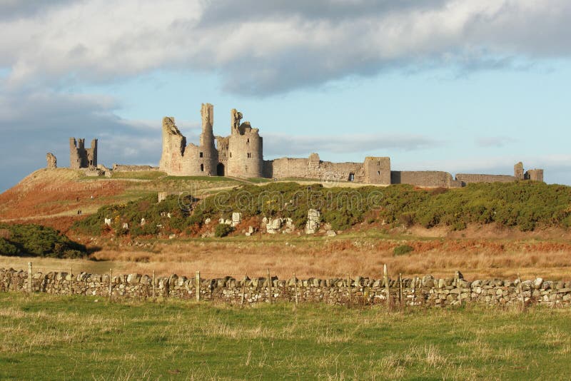 Castelo De Dunstanburgh, Northumbria, Reino Unido Imagem de Stock ...