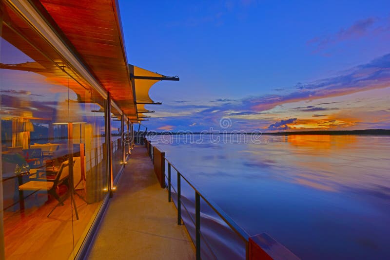 Por Do Sol No Cruzeiro Do Rio Amazonas Foto de Stock - Imagem de ...