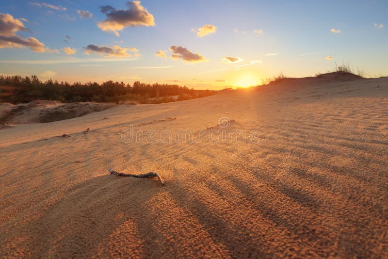 Por do sol no deserto imagem de stock. Imagem de aventura - 127417009