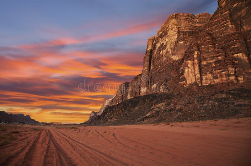 Por do sol no deserto foto de stock. Imagem de sunset - 17715240