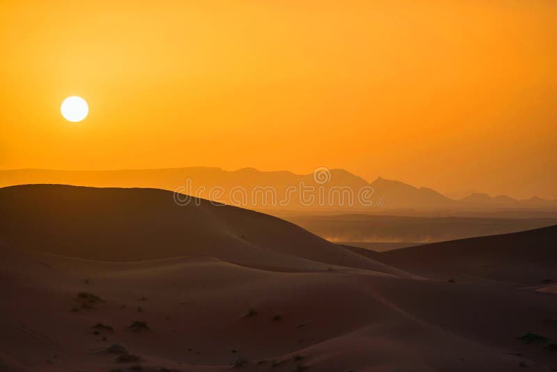 Por Do Sol No Deserto De Sahara Foto de Stock - Imagem de sahara ...
