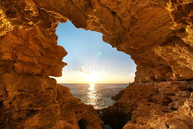 Por do sol no grotto imagem de stock. Imagem de brisa - 18571159