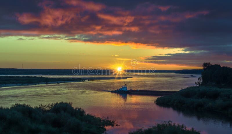 Por do sol no rio foto de stock. Imagem de - 100842558