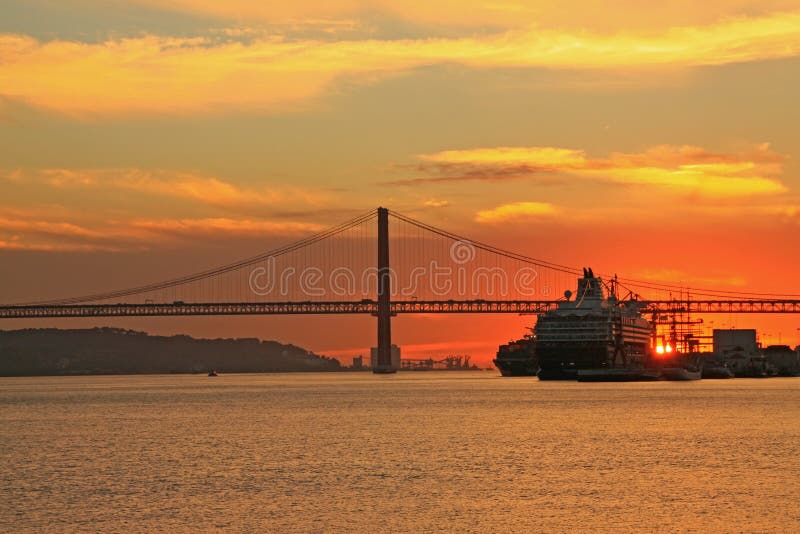 Por Do Sol No Rio Tejo (Lisboa) Imagem de Stock - Imagem de curso ...