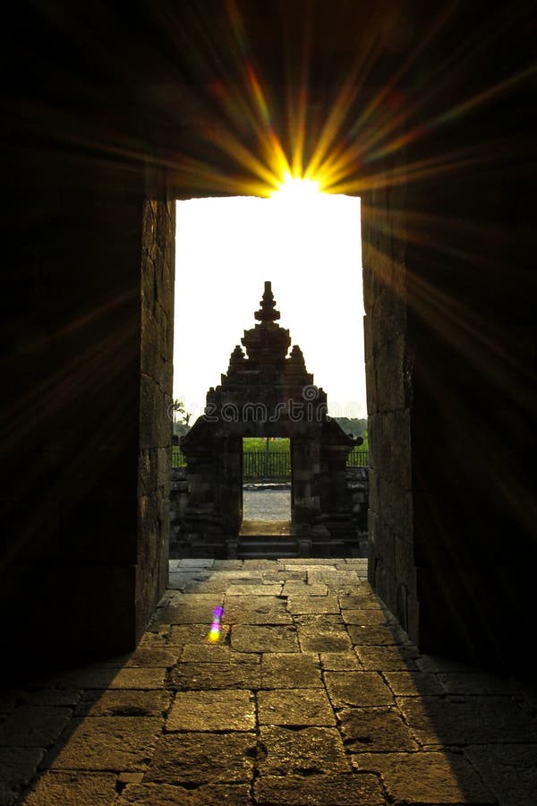 Por Do Sol No Templo De Plaosan Foto de Stock Editorial - Imagem de ...