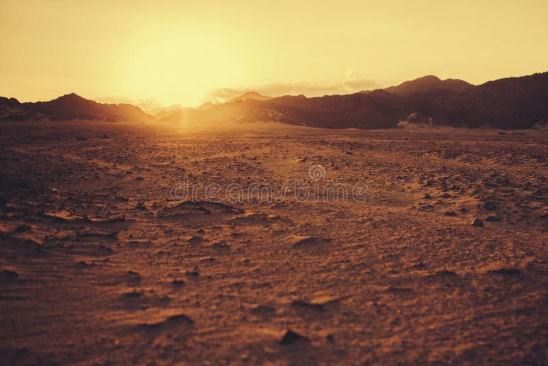 Por Do Sol Quente No Deserto Imagem de Stock - Imagem de duna, amarelo ...