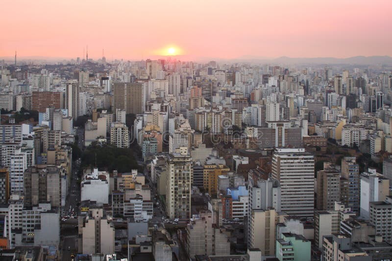 Por do sol sobre Sao Paulo imagem de stock. Imagem de torre - 43980493