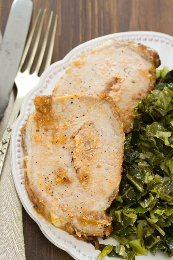 Porc Avec Le Chou Du Plat Blanc Image stock - Image du viande ...