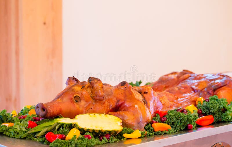 Porc Entier De Barbequed Au Mariage Photo stock - Image du mariage ...
