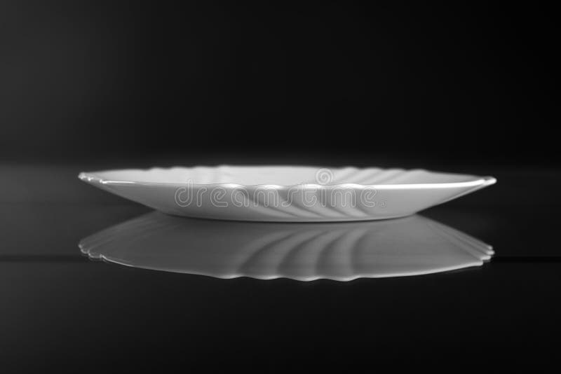 Porcelain Round Shallow Dish Stock Image - Image of eating, food: 86413929