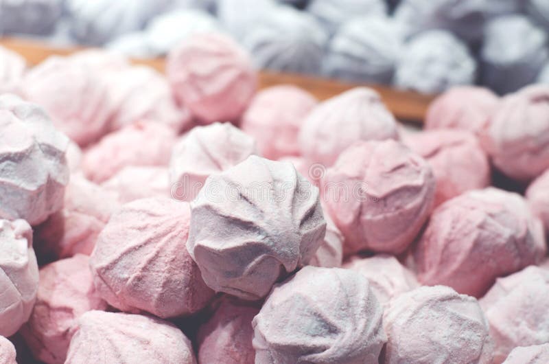 Porciones De Melcocha Dulce Blancas Y Rosadas Imagen de archivo ...