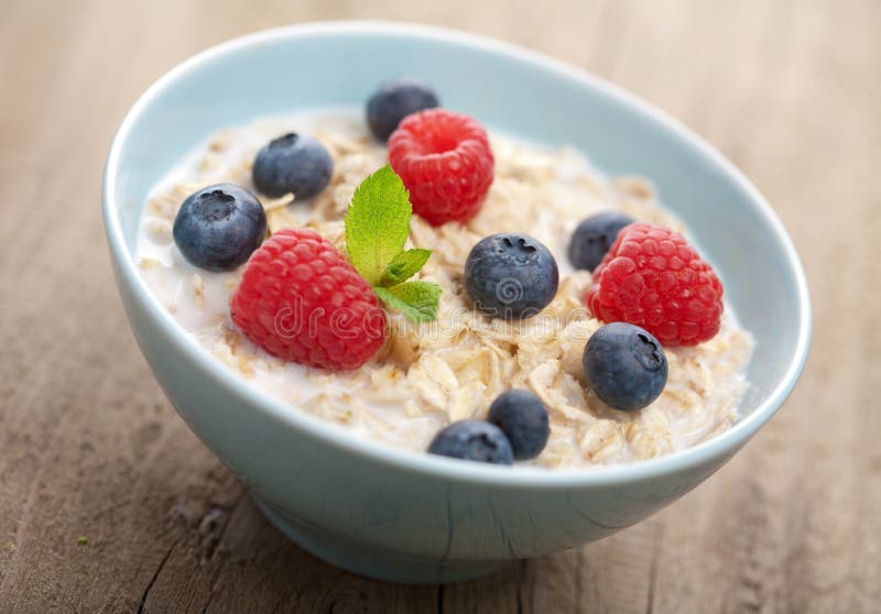 Porridge with Fresh Berries Stock Photo - Image of closeup, dairy: 20808480