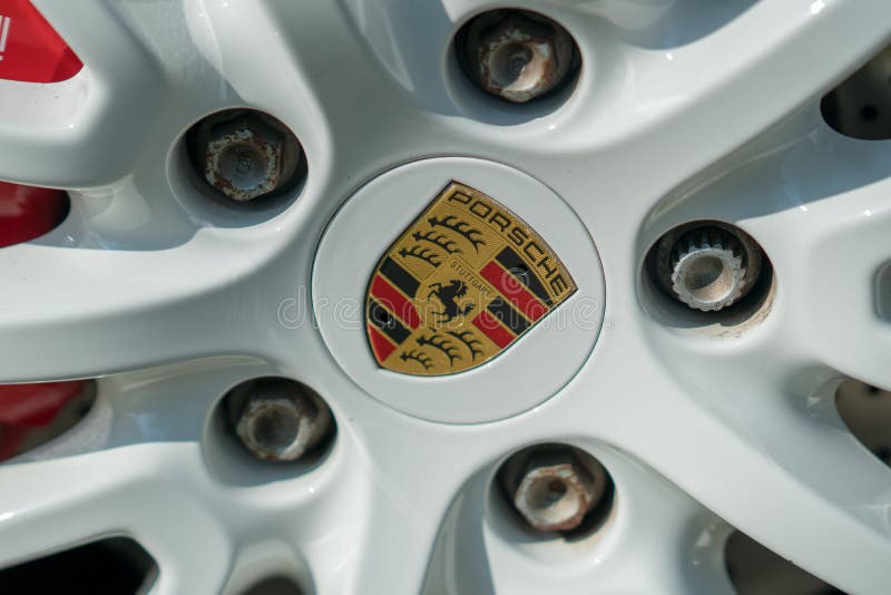 Porsche Embleem Op Witte Porsche Auto Redactionele Afbeelding - Image ...