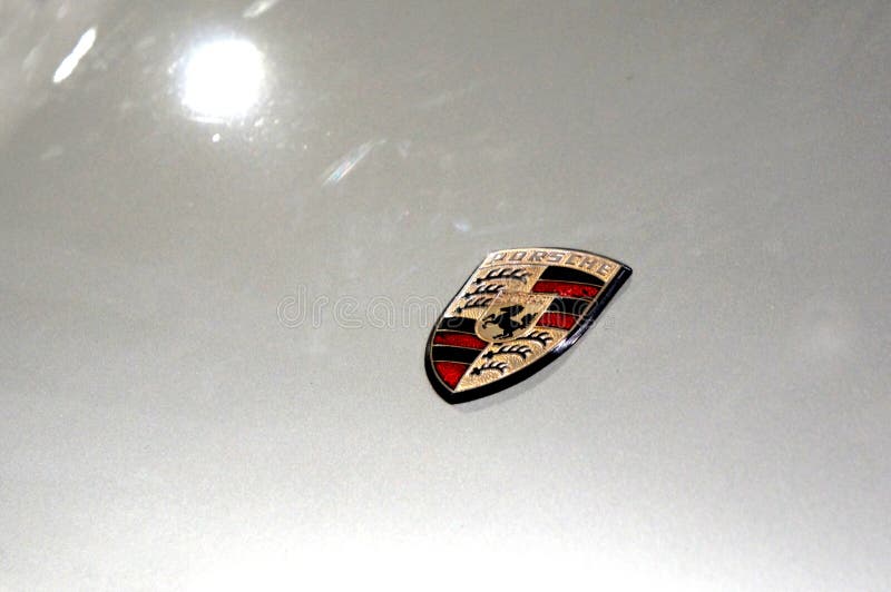 Porsche-autoemblemen En Embleem Bij Het Autolichaam Redactionele Stock ...