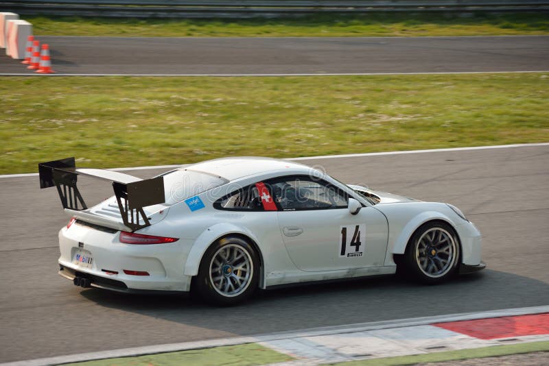 Porsche 911 GT3 R in Monza redaktionelles stockbild. Bild von fall ...