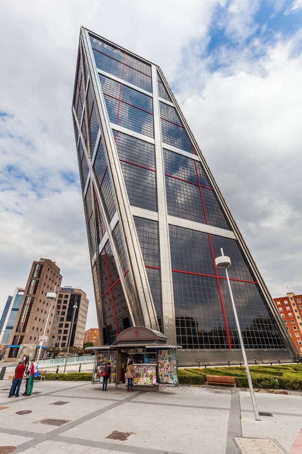 Port Av Europa I Madrid, Spanien Redaktionell Bild - Bild av skyskrapor ...