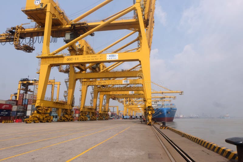 Port Cargo Crane and Container Terminal for Loading Bulk Cargo of Iron ...