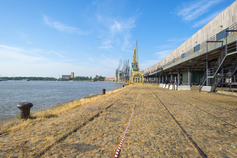 Port d'Anvers au soleil photo stock. Image du anvers - 78003436