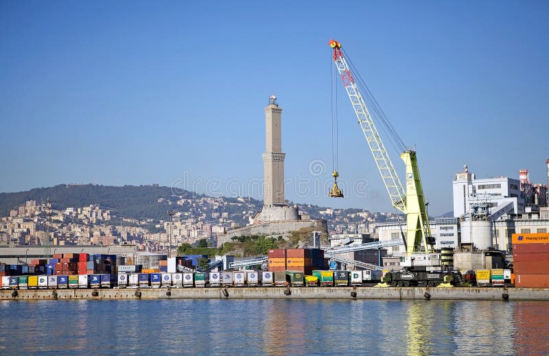 GÊNES, ITALIE - 10 AVRIL 2016 : Vue élevée De Port Commercial Image ...