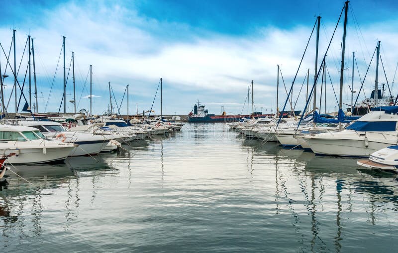 Port et marina de Garrucha image stock. Image du espagne - 19636381