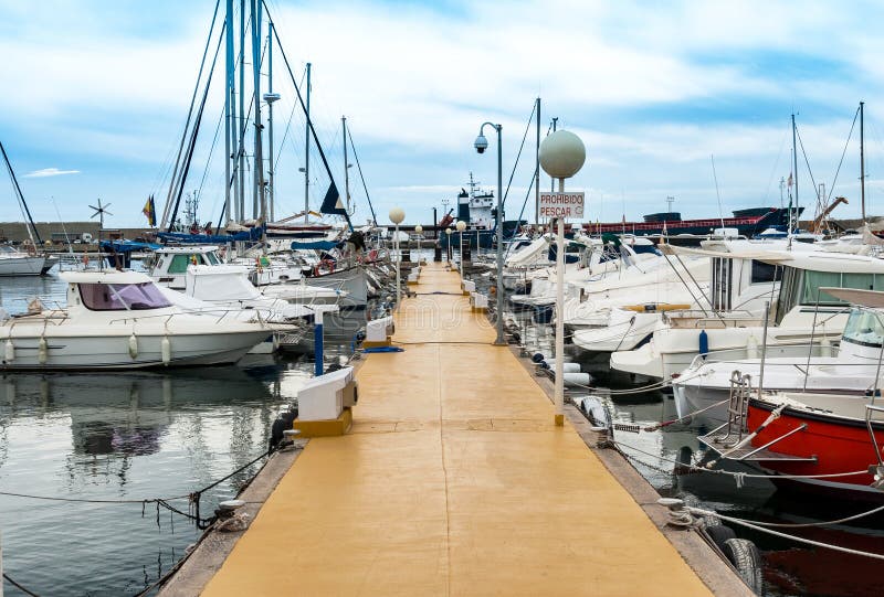 Port et marina de Garrucha image stock. Image du espagne - 19636381