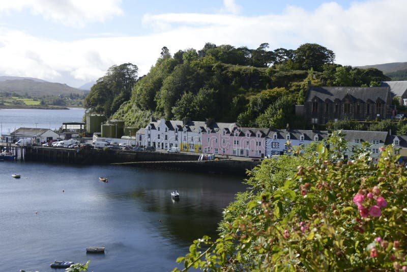 Port dans Portree, Ecosse photo stock éditorial. Image du bateaux ...