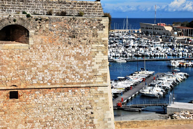 Port Et Architecture Typique Dans Otranto Photo stock - Image du bateau ...