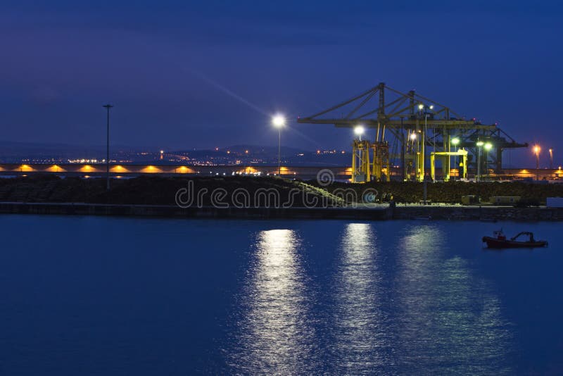 Port industriel photo stock. Image du éclairé, quai, commercial - 49774674