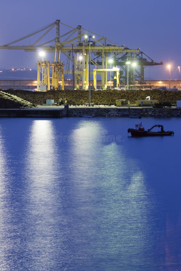 Port industriel photo stock. Image du éclairé, quai, commercial - 49774674