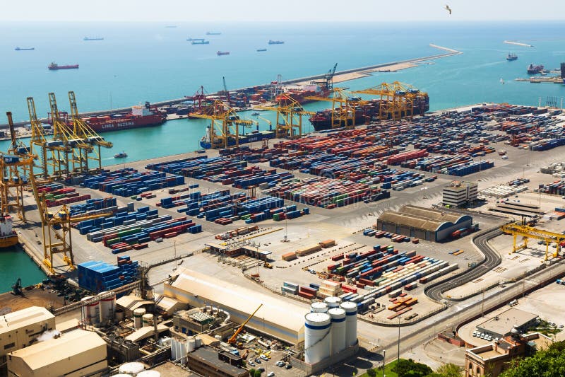 Port Industriel De Barcelone Pendant La Journée Photographie éditorial ...