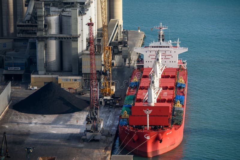Port Industriel De Barcelone Photographie éditorial - Image du marina ...